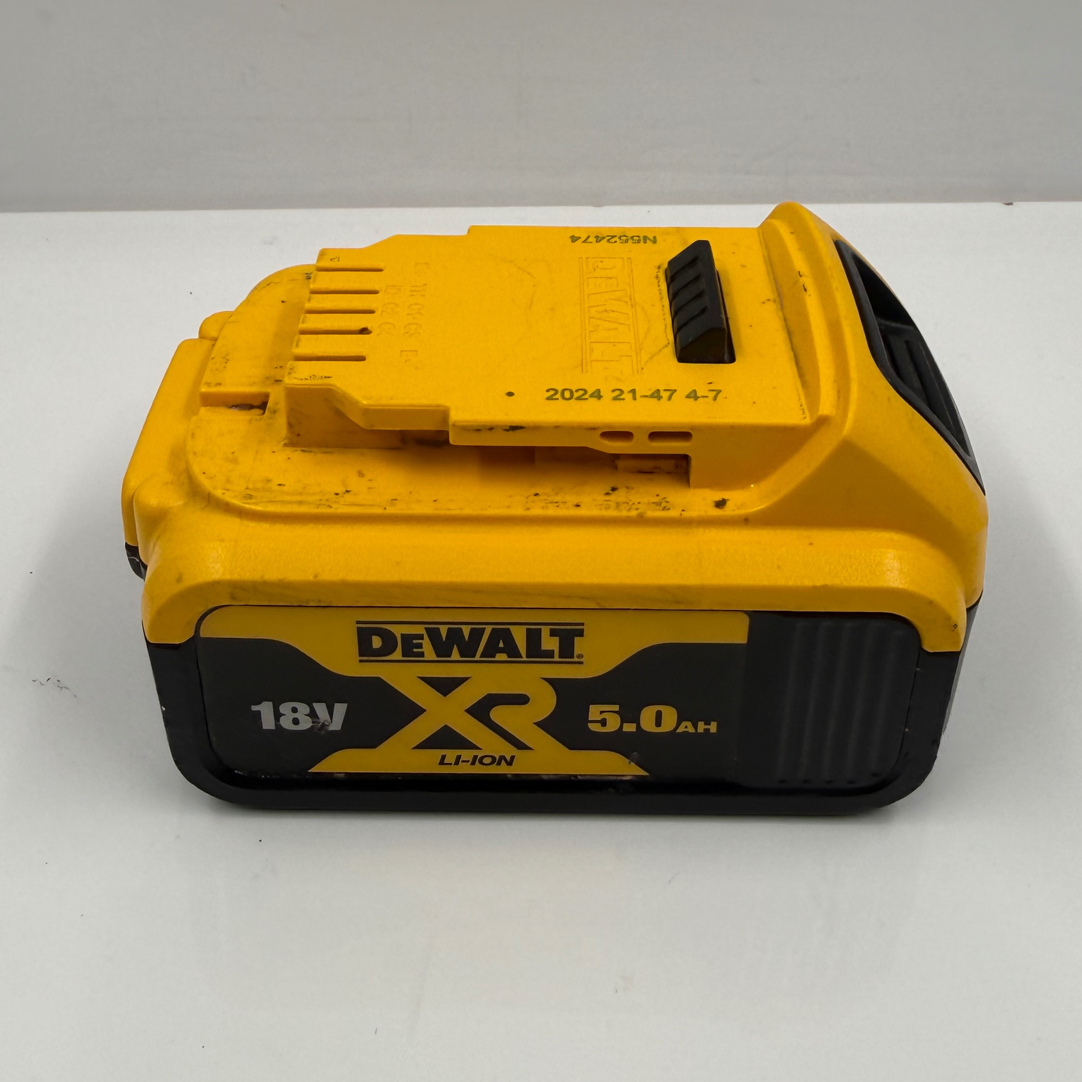 Pre-owned DEWALT DCB184 18V XR 5.0AH BATTERY - Own4Less